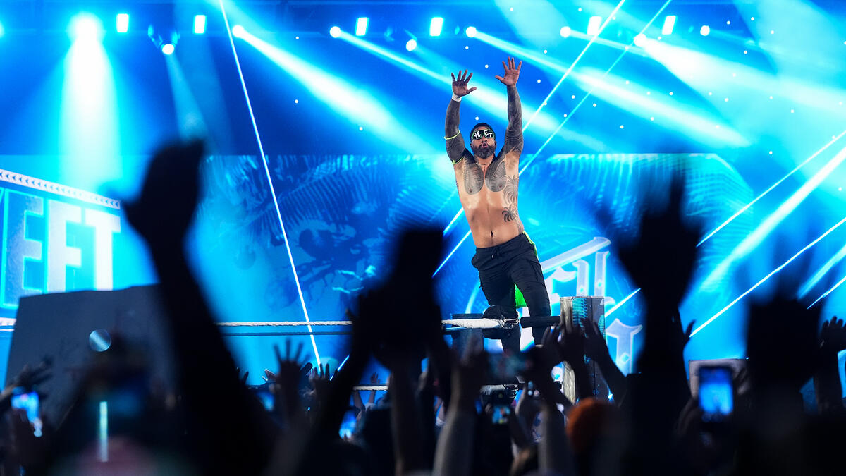 Jey Uso sai do personagem e pede para que os fãs da WWE não lhe toquem