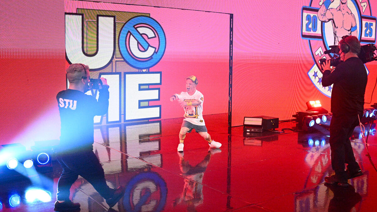 Revelada a identidade do "mini John Cena" do WWE RAW