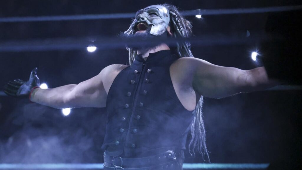 Uncle Howdy estreia novo visual durante evento ao vivo da WWE